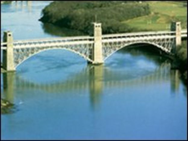 Two men rescued after Britannia Bridge 'jump' - BBC News