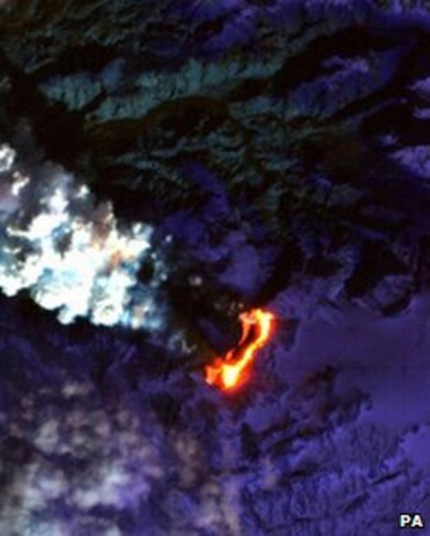 Why volcanic ash from Iceland stops planes flying in UK - BBC News