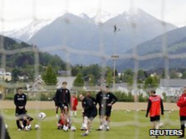 What's life like inside England's training camp? - BBC News