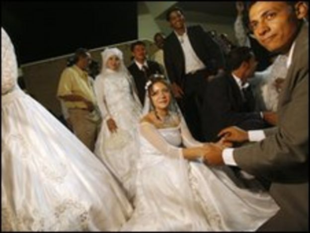 Inside the radio station helping Egyptian divorcees - BBC News