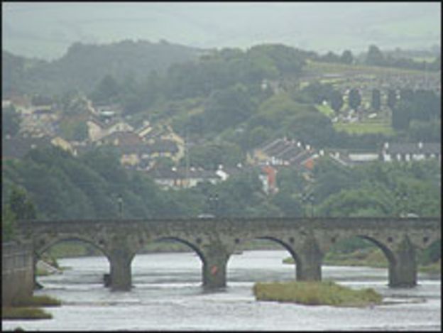 Arrests over Strabane explosion - BBC News
