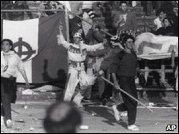 Heysel football disaster remembered 25 years on - BBC News