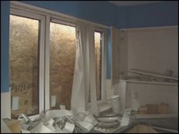 Pipe bomb explodes in kitchen - BBC News