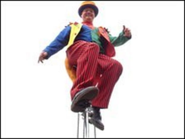 Fools line up for Muncaster Castle festival - BBC News