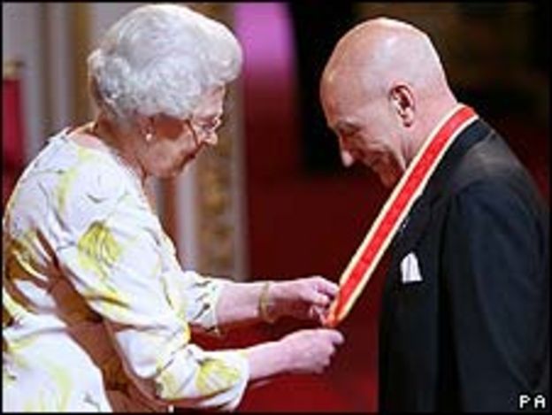 Star Trek star Patrick Stewart knighted at Palace - BBC News