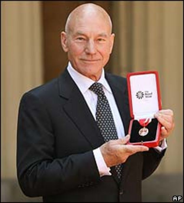 Star Trek star Patrick Stewart knighted at Palace - BBC News