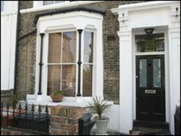 London mayor in fox control plea after Hackney attack - BBC News