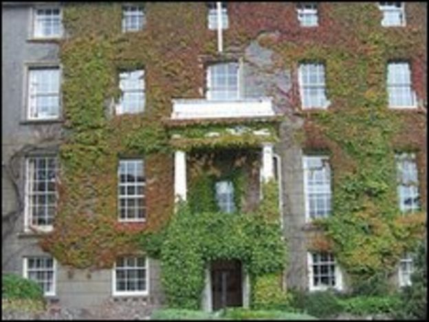 Powys council to sell off two offices in Brecon - BBC News