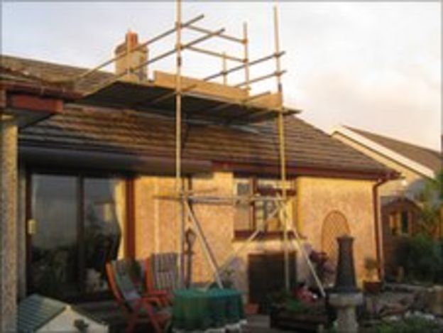 Scaffolding put up on wrong house in Cornwall removed - BBC News