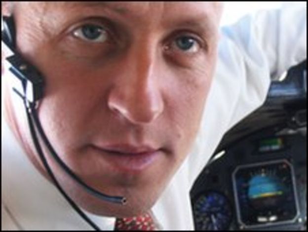 Pilot flies flag round world for Kosovo independence - BBC News