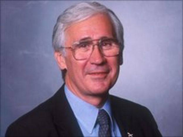 Angus MSP Andrew Welsh to stand down in 2011 - BBC News