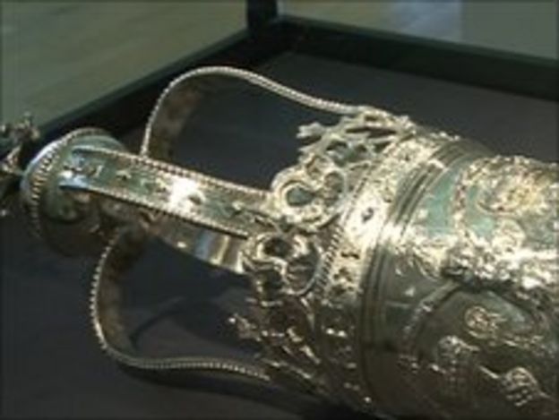 William of Orange's mace back at the Boyne - BBC News