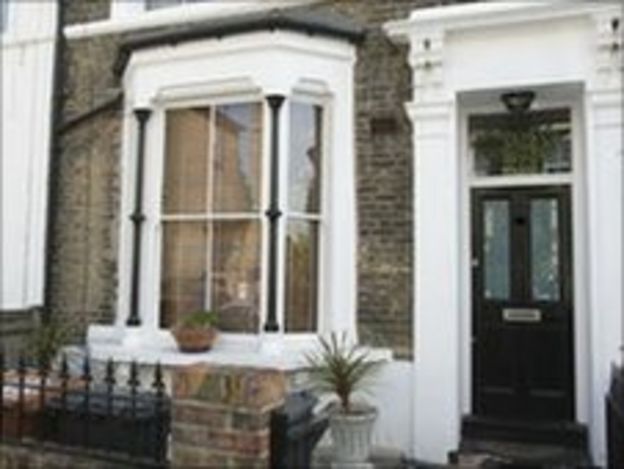 Hackney fox attack baby leaves hospital - BBC News