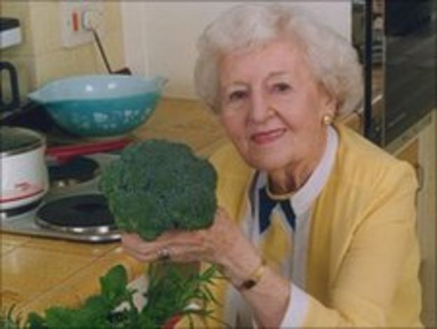 Food gurus Marguerite Patten and Prue Leith honoured - BBC News