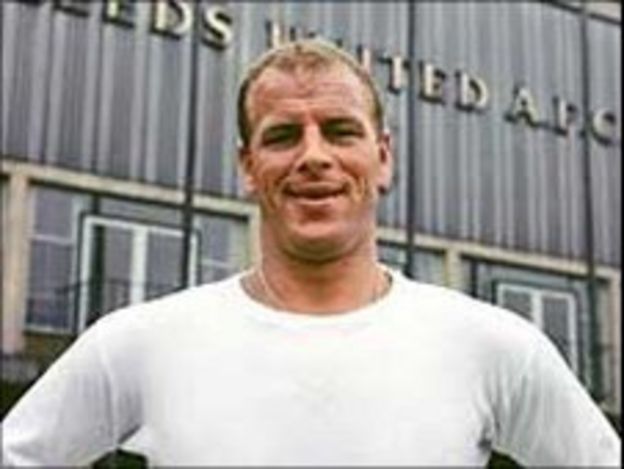 Footballer John Charles' Italian medal auctioned - BBC News