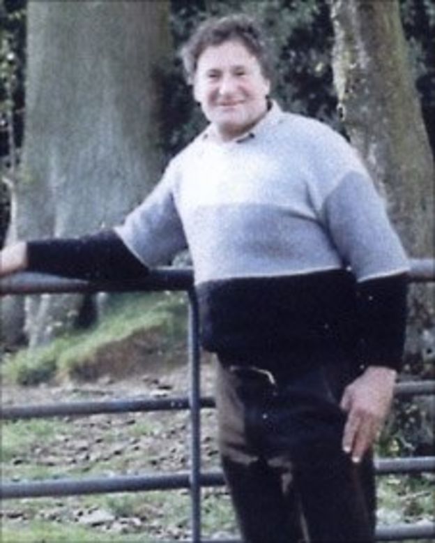 Pair admit killing retired builder in Surrey street - BBC News