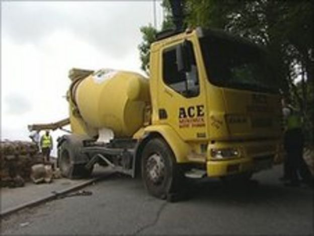 Truck is moved after Matlock cliff crash - BBC News