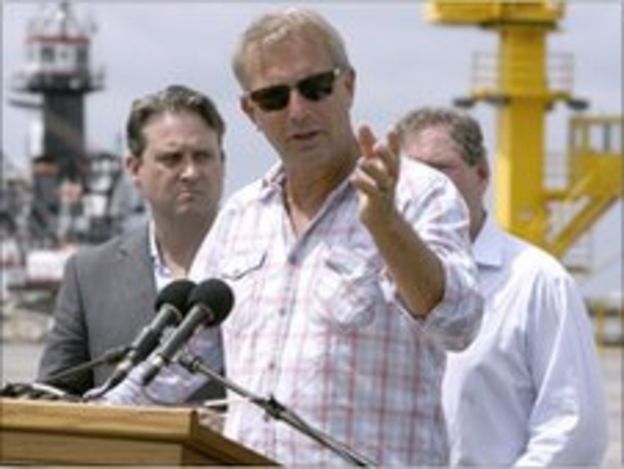 Kevin Costner helps clean up oil spill - BBC News