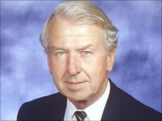 Funeral held of former Worcester MP Lord Walker - BBC News