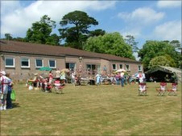 Cornwall day centre friends show support - BBC News