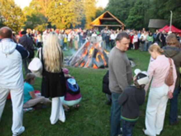 Why Estonia wants to join the troubled euro - BBC News