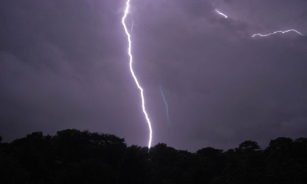 Storm hits electricity supplies in Anglesey and Gwynedd - BBC News