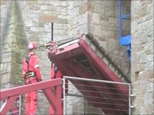 51 freed after drawbridge collapse at castle - BBC News