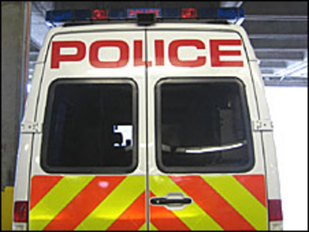 Man sought for carjacking attempt in Edinburgh - BBC News