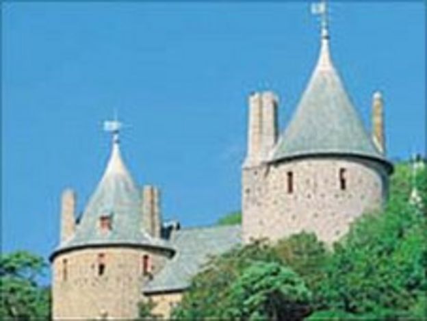 51 freed after drawbridge collapse at castle - BBC News