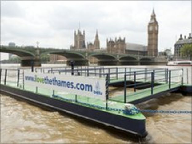 Machine collects litter from the Thames at Westminster - BBC News