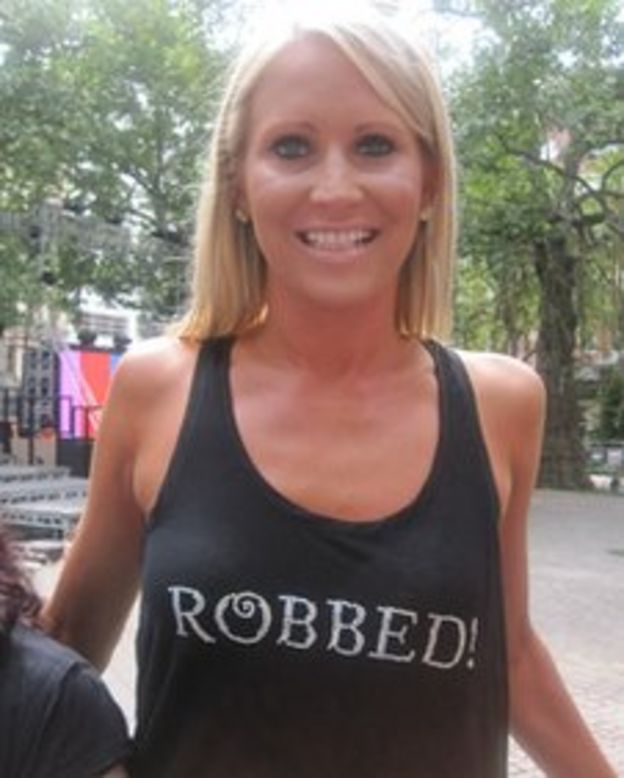 Eclipse fans 'gutted' Robert Pattinson not at UK premiere - BBC News