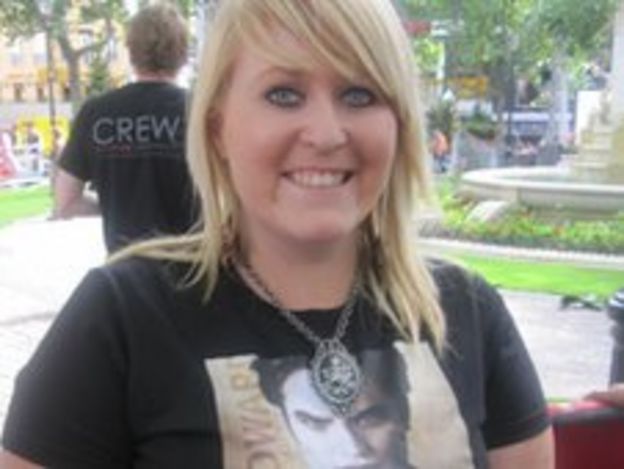 Eclipse fans 'gutted' Robert Pattinson not at UK premiere - BBC News