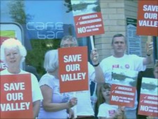 Protest over plans for pylons from Somerset to Bristol - BBC News