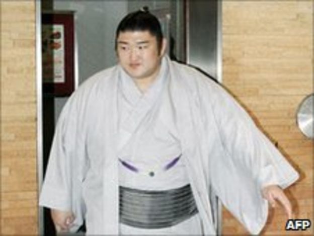 Japan broadcaster halts sumo coverage over scandal - BBC News
