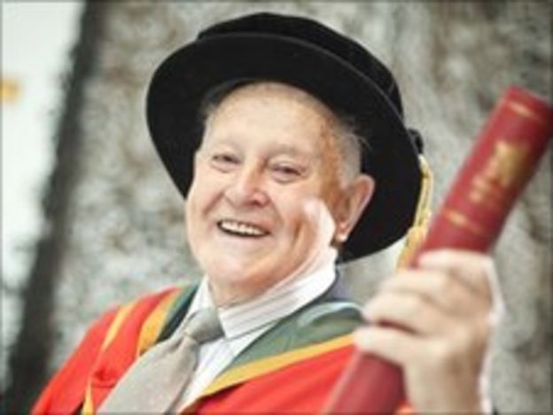 University honours Derry citizens - BBC News