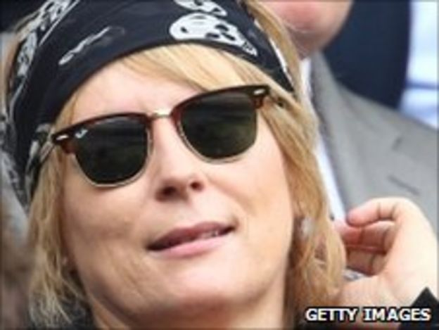 Jennifer Saunders reveals her breast cancer fight - BBC News