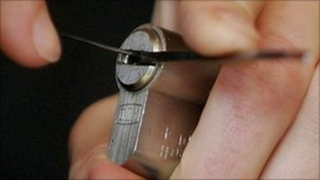 Hackers turn to lock picking for sport - BBC News
