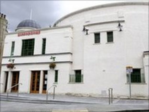 Historic Bo'ness cinema offers 'jeely jar' ticket - BBC News