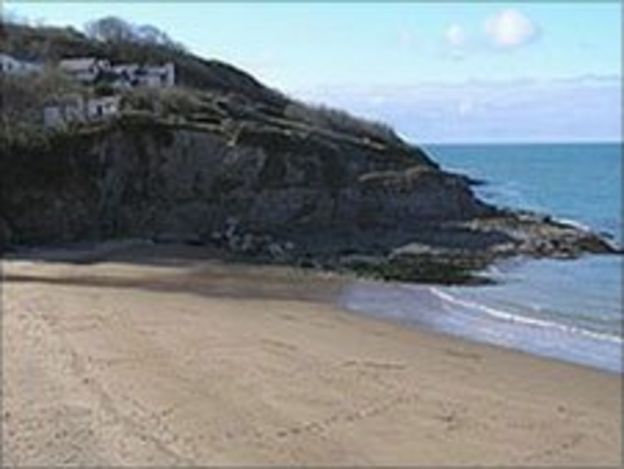 Aberporth beach water warning after sewage leak - BBC News