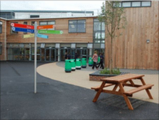 Melksham Oak school opens to pupils for first time - BBC News