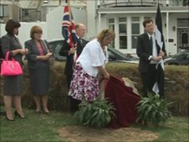 Penhallow Hotel fire memorial stone unveiled - BBC News