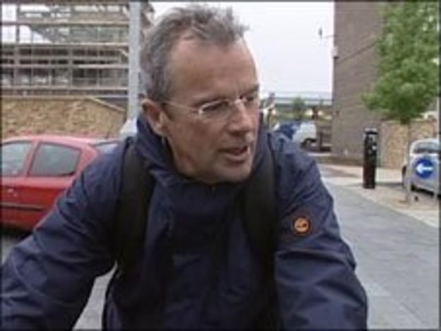 Why head teacher Mark Elms earned £200,000 - BBC News