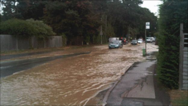 Burst water main in Reading floods road and gardens - BBC News