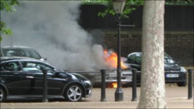 Cars catch fire near Buckingham Palace in London - BBC News