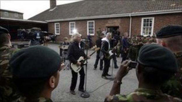Status Quo film at Bulford barracks - BBC News