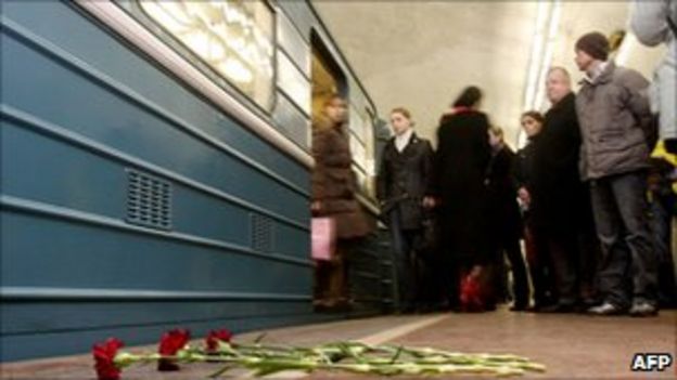 France arrests three Chechens in terror probe - BBC News