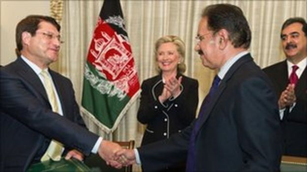 Afghanistan and Pakistan agree key trade agreement - BBC News