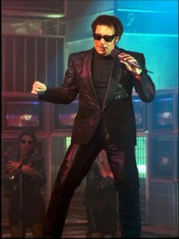 Tom Jones goes back to his roots - BBC News