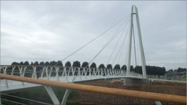 New bridge over River Severn in Worcester opens - BBC News