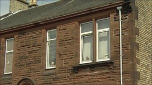 Probe after baby 'drowns in bath' in Kilmarnock flat - BBC News